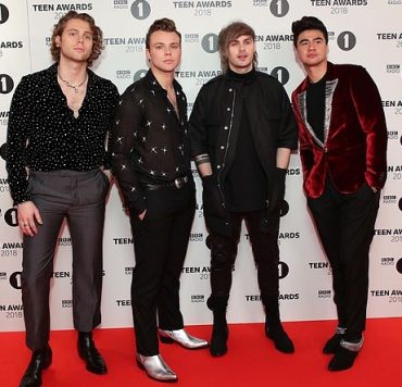 Calum Hood Height Weight Shoe Size Body Measurements Facts Family