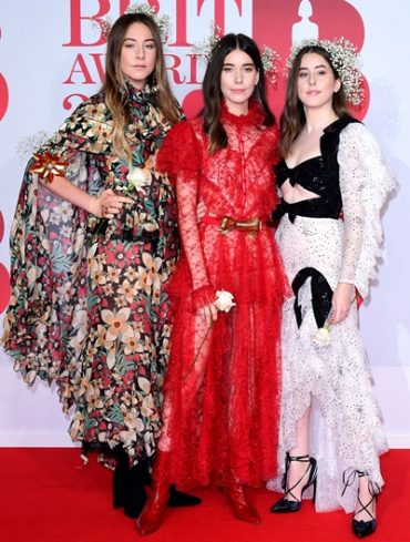 Alana Haim Body Measurements Height Weight Shoe Size Vital Stats Bio