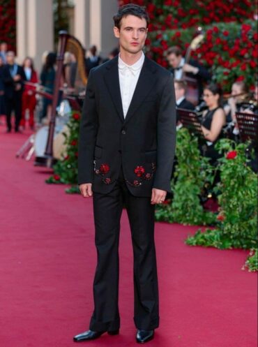 Tom Sturridge Height Weight Body Measurements Net Worth Statistics